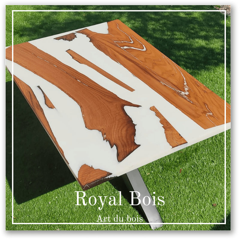 Table en châtaignier et résine époxy blanche